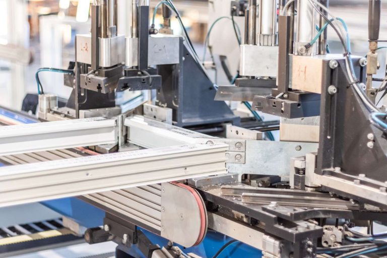 Maquinaria, equipo básico para la fabricación de ventanas y puertas de PVC – Amevec