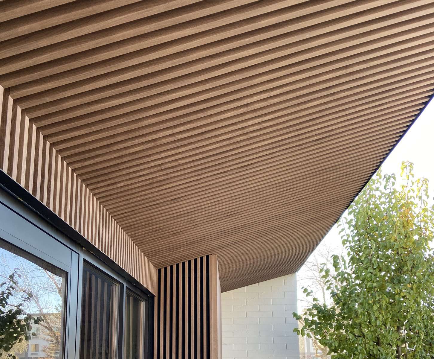 Recubrimientos laminados Woodec aplicados a plafones exteriores e ...