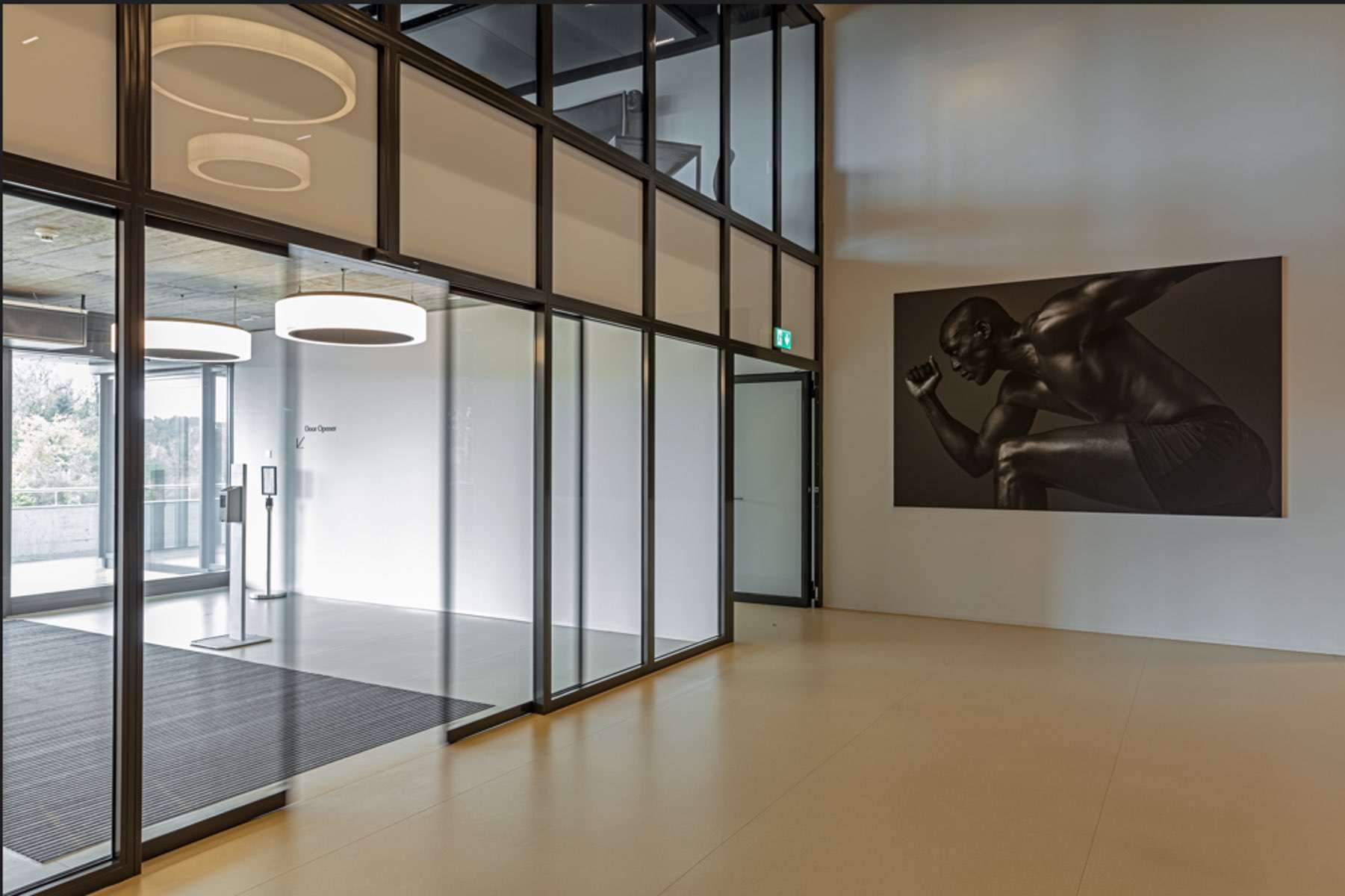 Explorando la innovación en puertas automáticas GEZE: eficiencia y seguridad en movimiento – Amevec