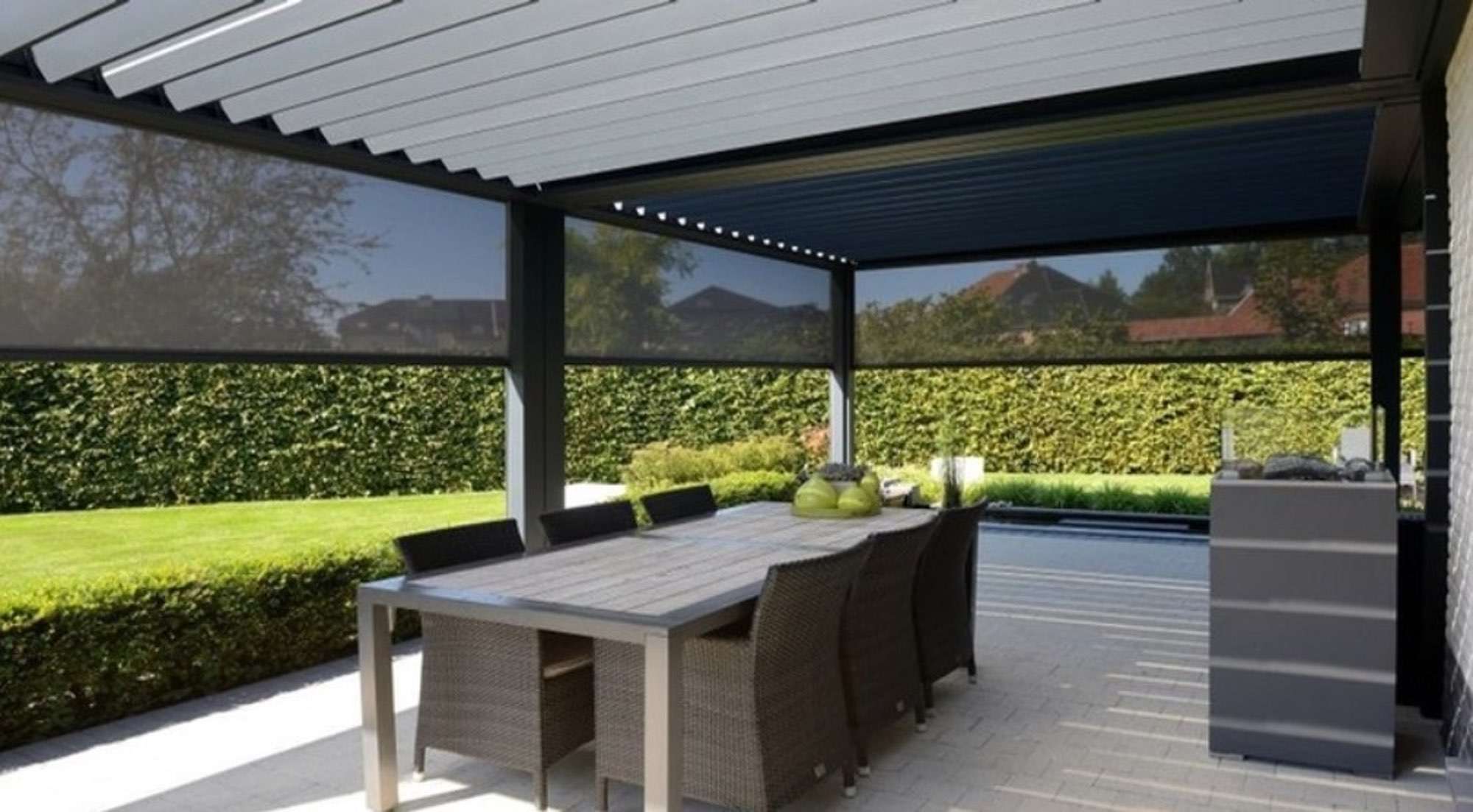 Combinación ideal: Pérgola bioclimática y smartscreen motorizados – Amevec